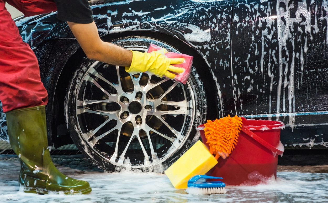 Как самостоятельно мыть машину: советы для заботливых автовладельцев